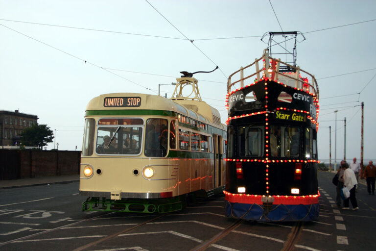 Side by Side: Blackpool Coronation 304 & Trawler 737 | British Trams ...